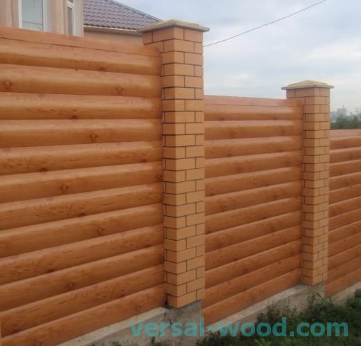 Ograda u državi vlastitim rukama izrađena od drveta, valovitog kartona ...